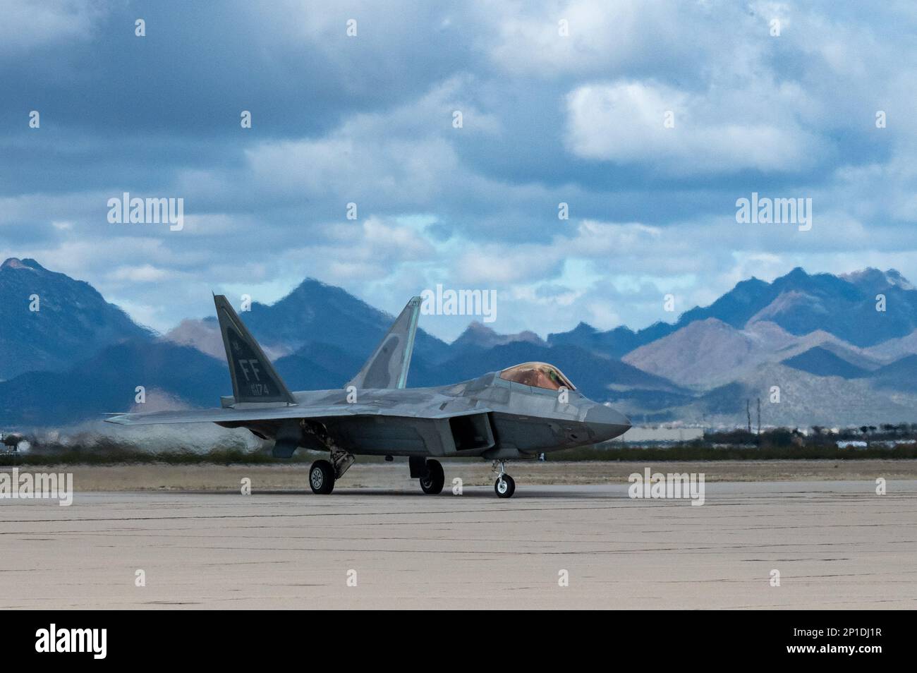EIN US-AMERIKANISCHER Air Force F-22 Raptor Taxis auf der Fluglinie am Luftwaffenstützpunkt ...