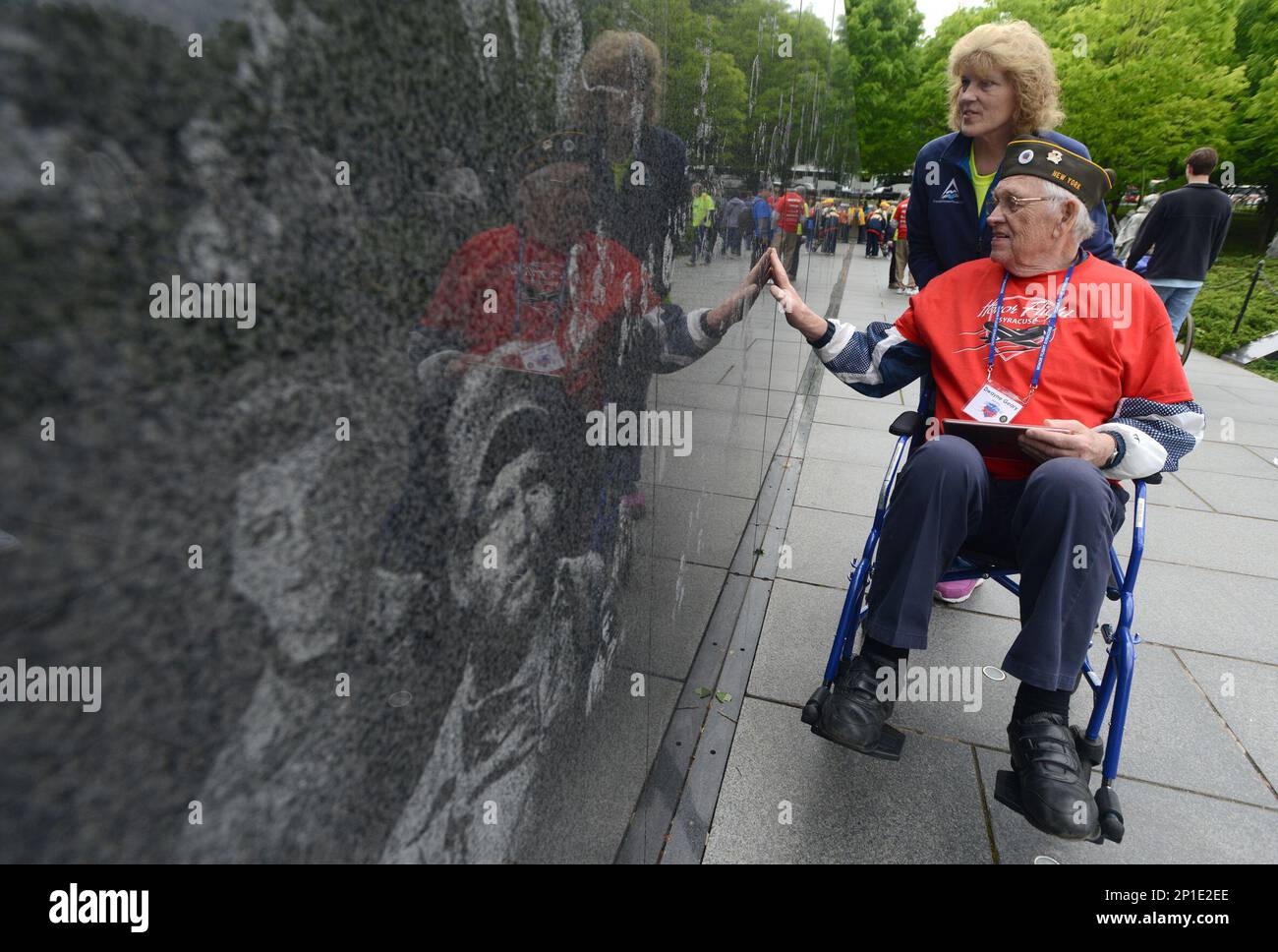 Diana Weydig watches as her father Dwayne Geary of Clark Mills touches ...