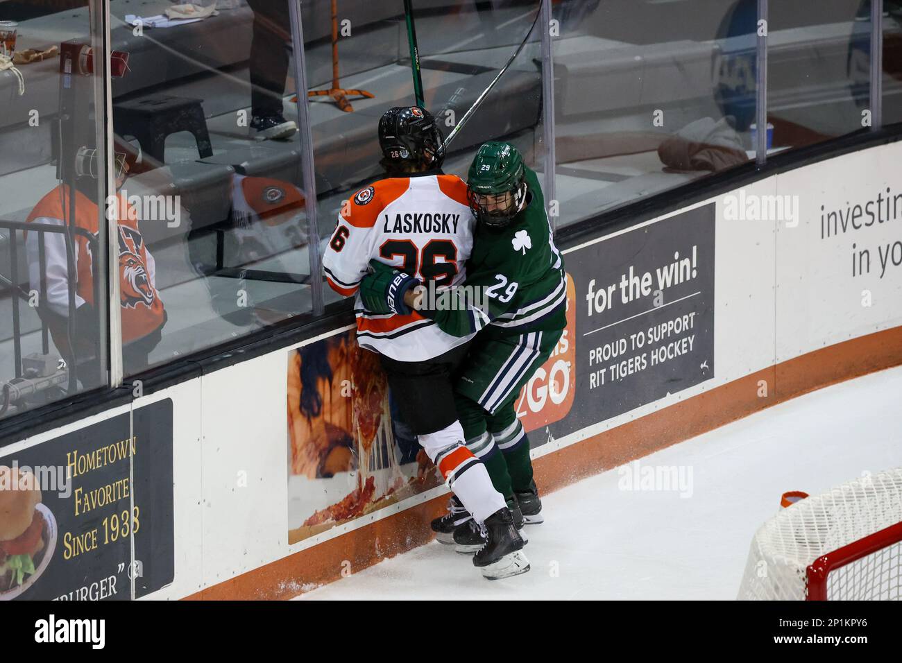 3. März 2023: Mercyhurst Lakers Verteidiger Adrien Bisson (29) wirft ...