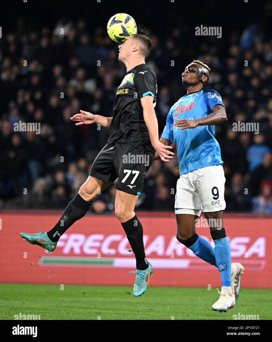 Neapel, Italien. 3. März 2023. Victor Osimhen (R) aus Neapel spielt mit ...