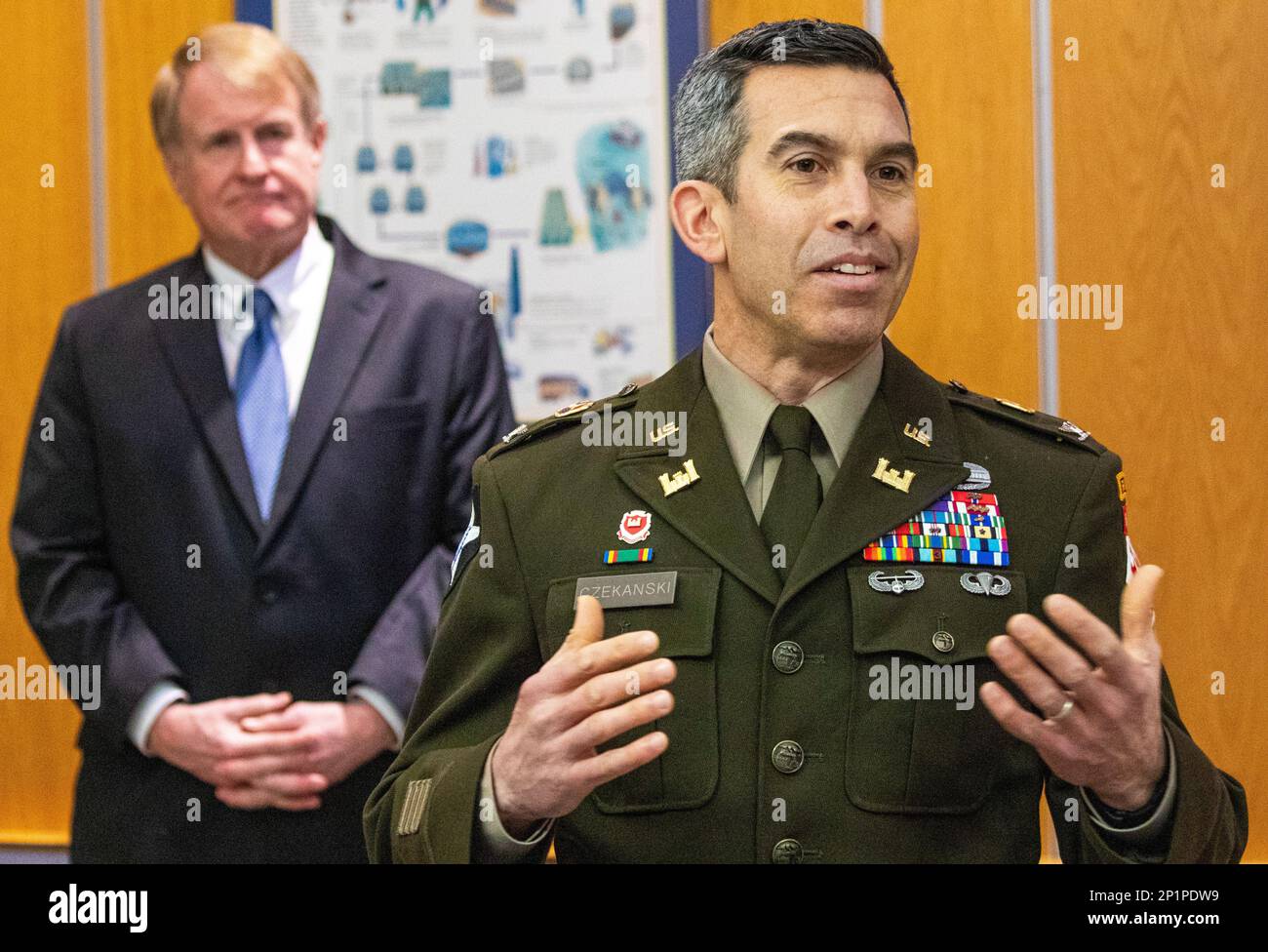 Oberst Adam Czekanski, Kommandeur der USA Army Corps of Engineers ...