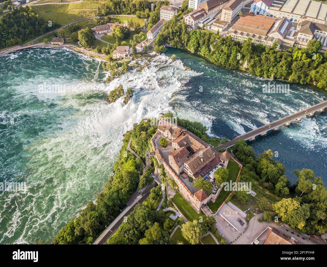 Laufen, Schweiz - 02. Juli 201: Luftbild mit Drohne über den ...