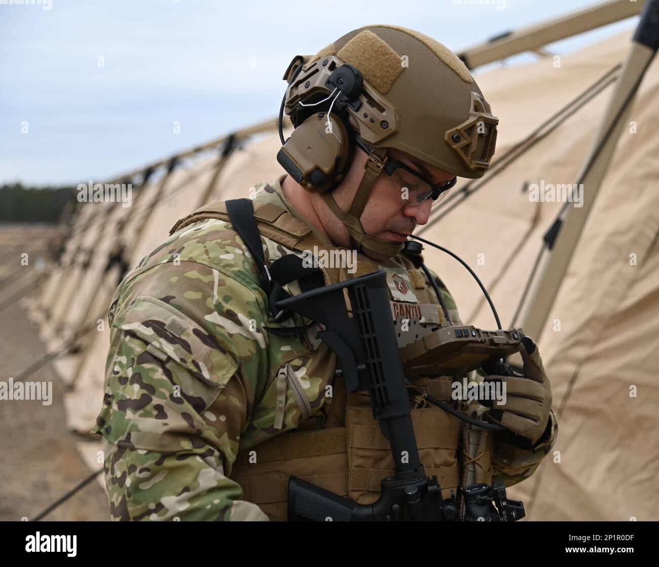 Master Sgt. Brian Cantu, 621. Noteinsatzstaffel-Verteidiger, testet ...