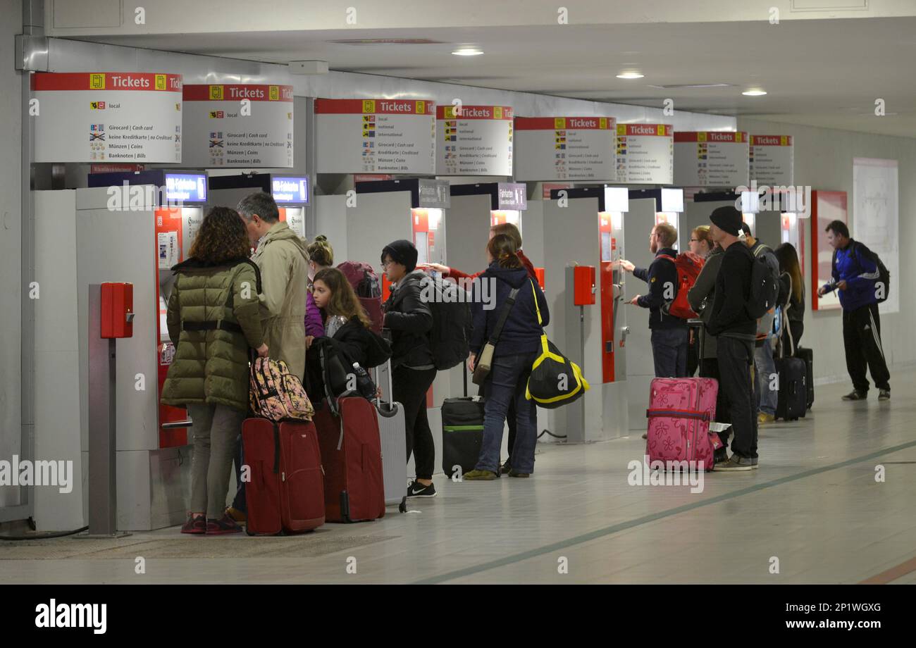 Ticketverkauf am bahnhof -Fotos und -Bildmaterial in hoher Auflösung ...