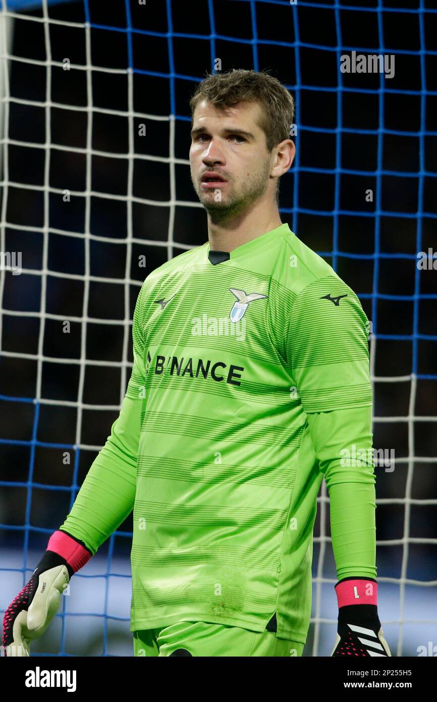 Der italienische Torwart Ivan Provedel schaut während des Fußballspiels ...