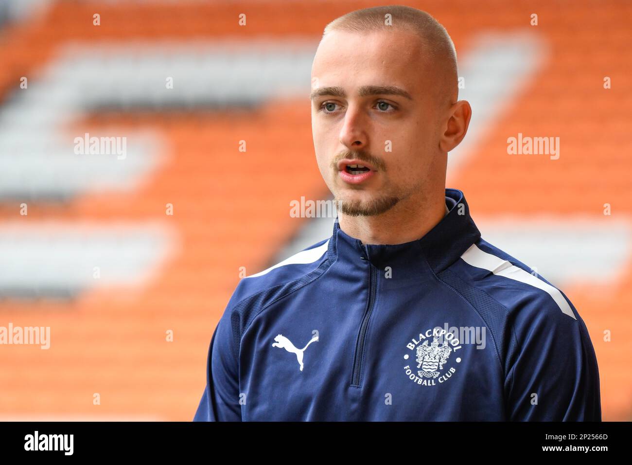Lewis Fiorini #8 von Blackpool trifft vor dem Sky Bet Championship ...