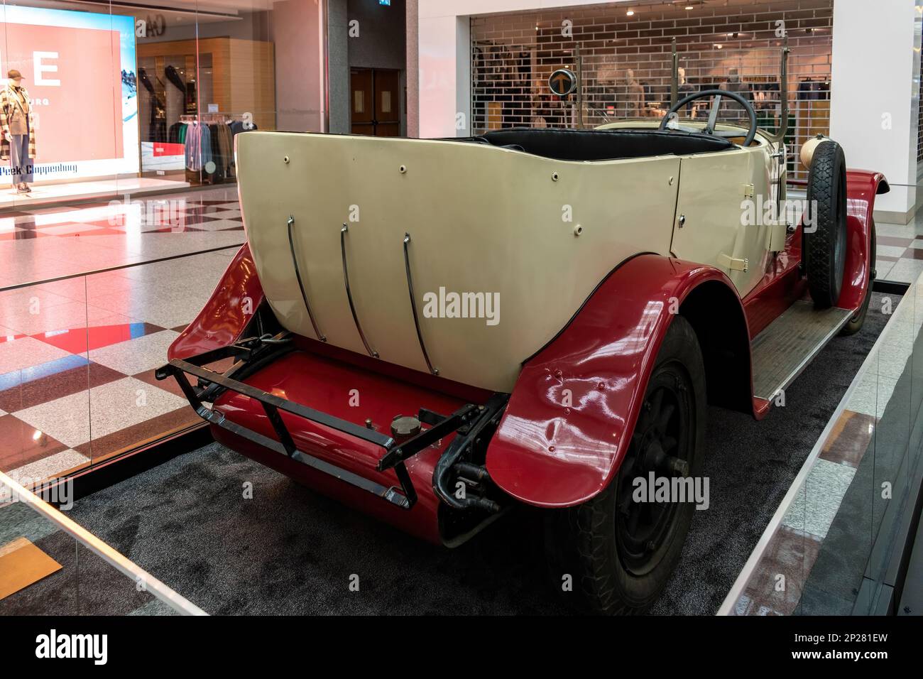 Ausstellung historischer Autos und Motorräder der Marke Skoda. Der alte ...