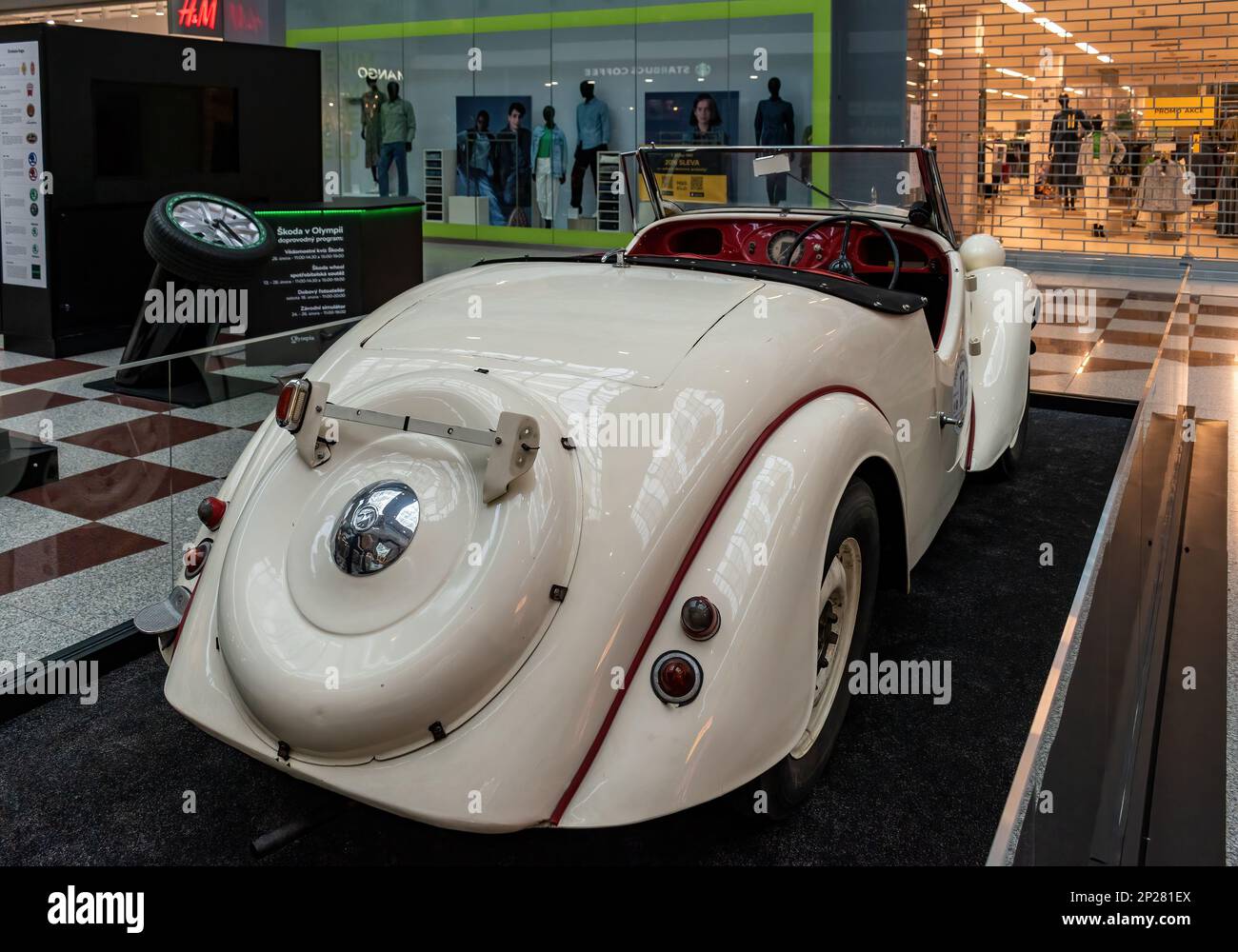 Ausstellung historischer Autos und Motorräder der Marke Skoda. Oldtimer ...