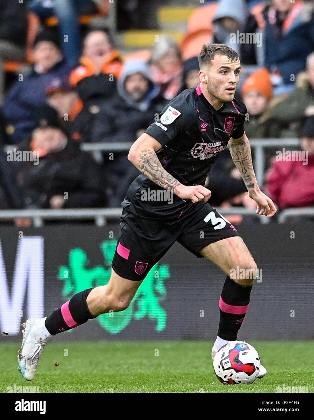 Jordan Beyer #36 von Burnley während des Sky Bet Championship-Spiels ...