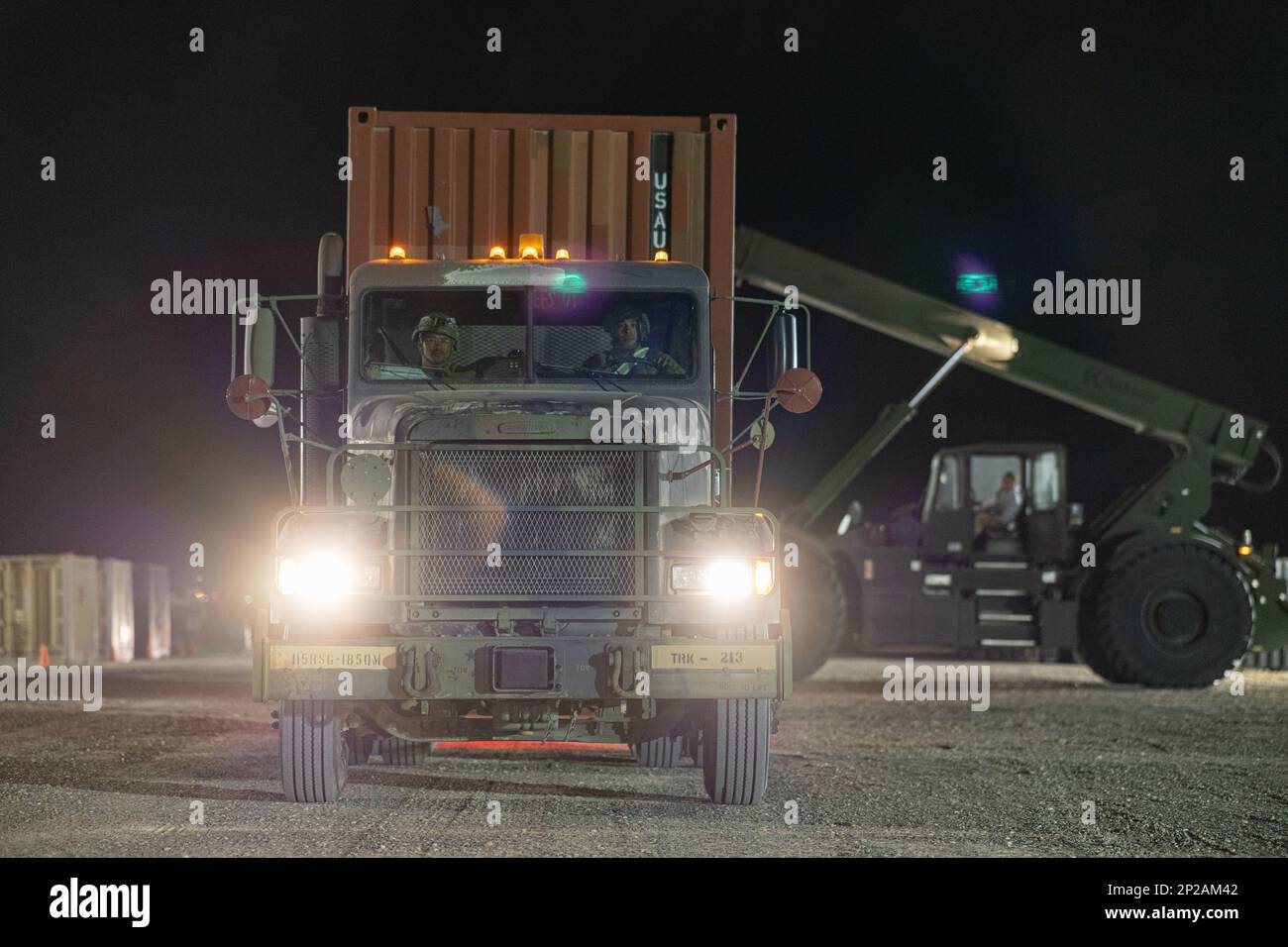 USA Army SPC. Fernando Martinez, der Fahrer, und Sergeant 1. Klasse ...