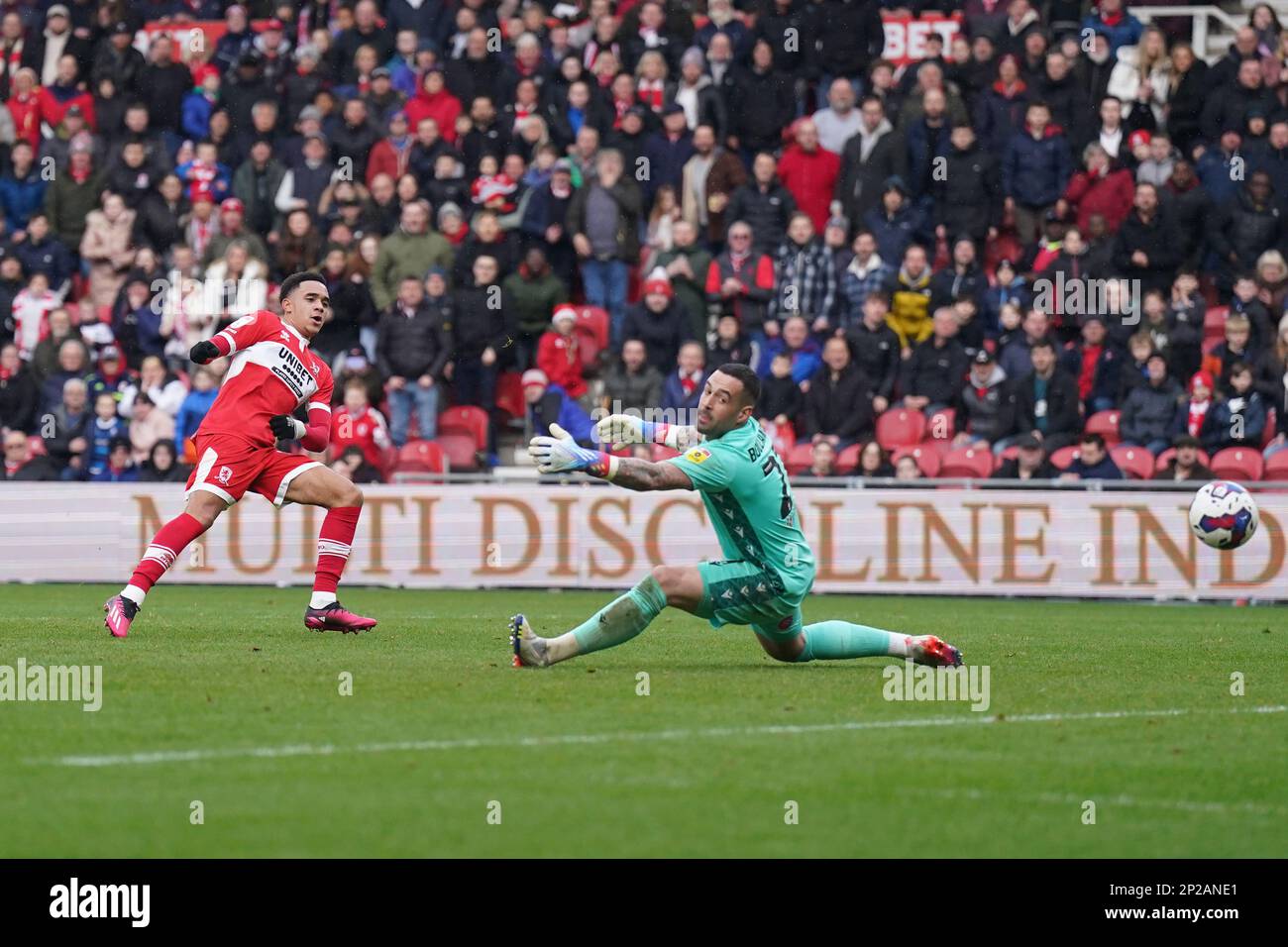 Aaron Ramsey von Middlesbrough schießt während des Sky Bet Championship ...