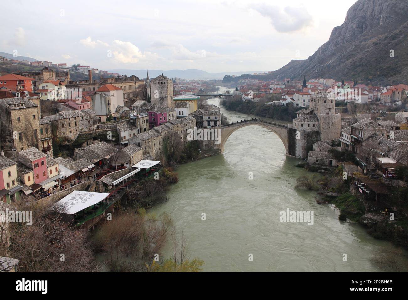 Altstadt mit der Stari Most (Alte Brücke) in Mostar, Bosnien und ...