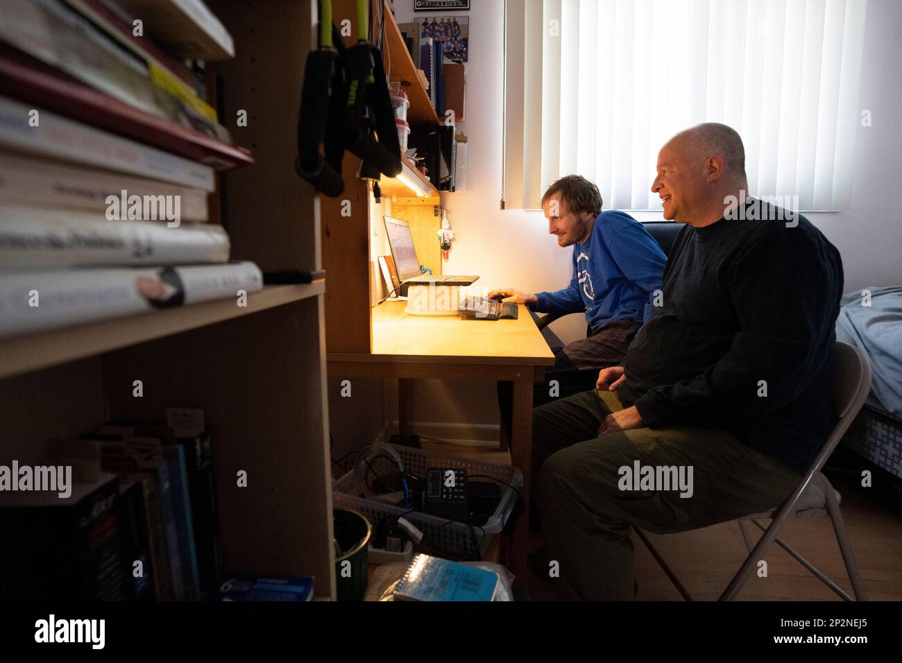 Andrew Kavchak beobachtet seinen Sohn Steven, wie er am Freitag, den 3 ...