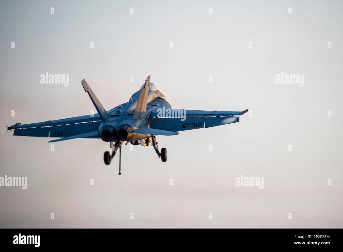 230228-N-OB471-1023 ATLANTISCHER OZEAN (28. Februar 2023) ein F/A-18E ...