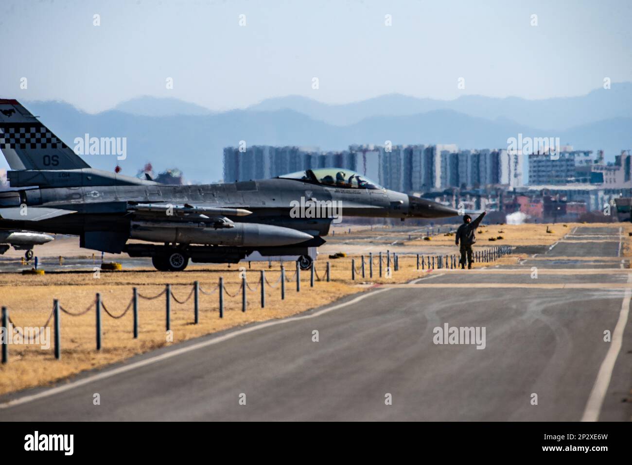 EIN US-AMERIKANISCHER Air Force Airman, 51. Fighter Wing, leitet eine F ...