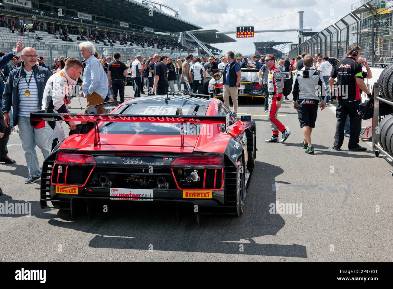Audi r8 gt class race car -Fotos und -Bildmaterial in hoher Auflösung ...