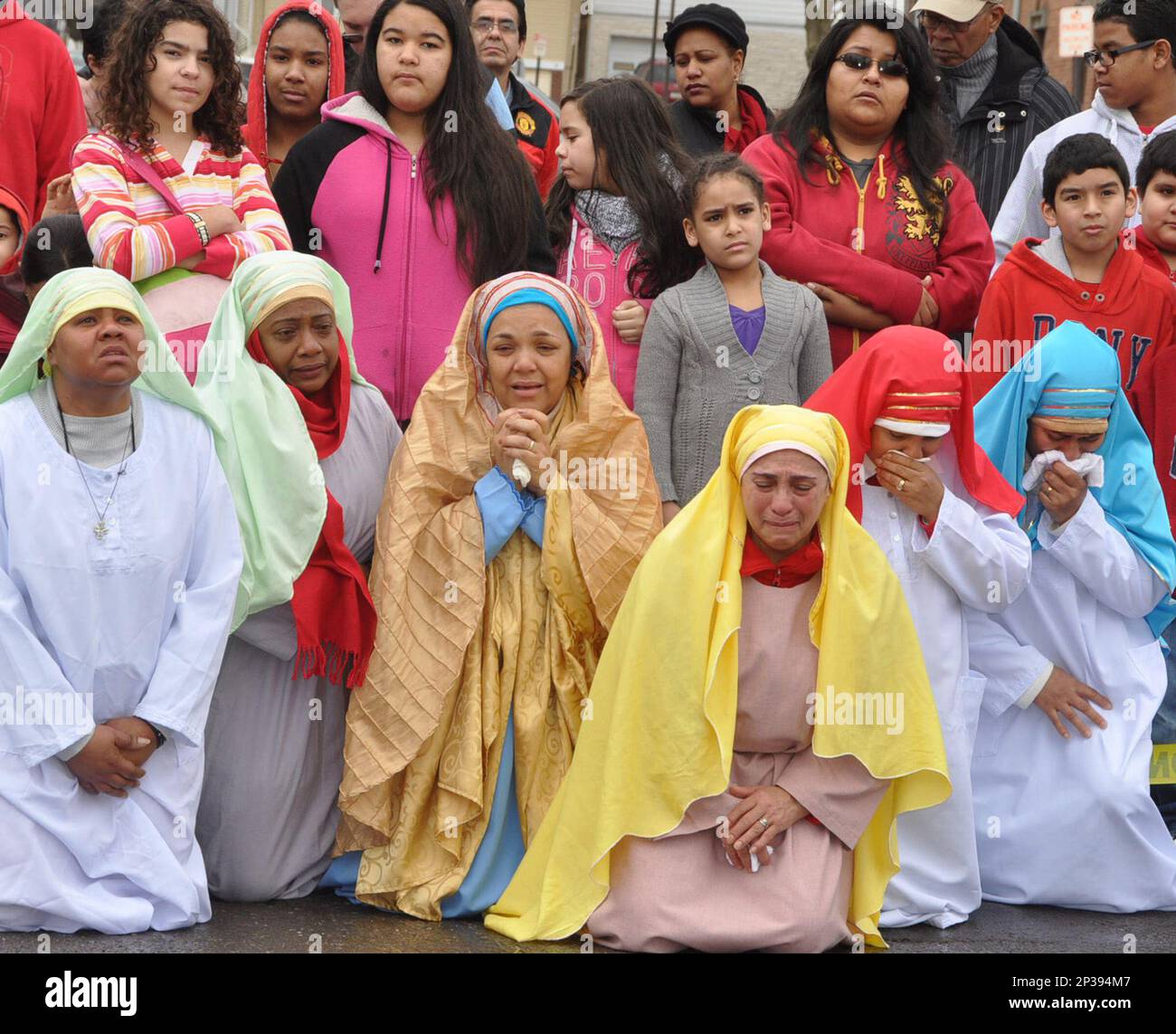 Members of the Hispanic community at Holy Annunciation Church at Saint ...
