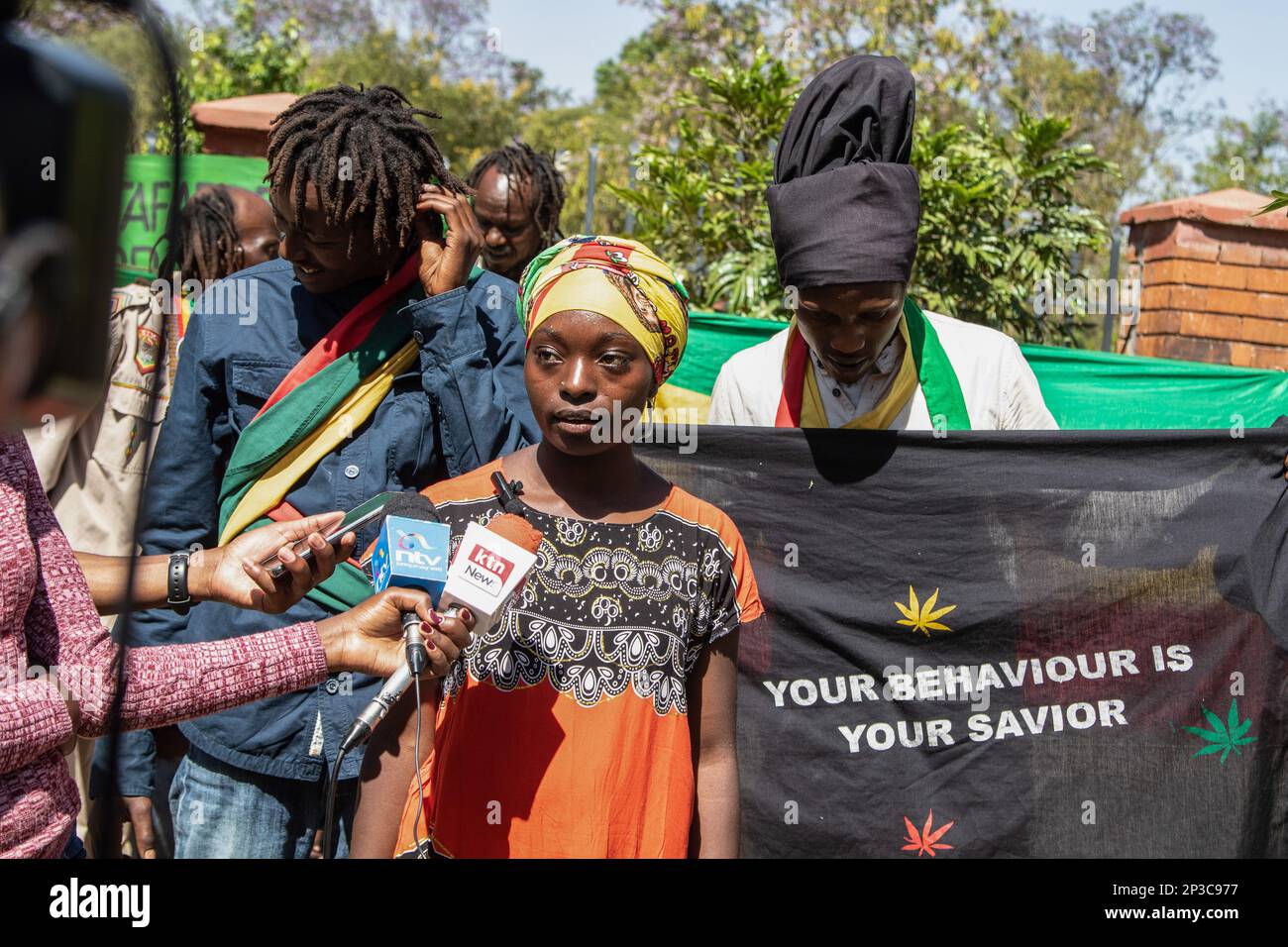 Ein Mitglied der Nakuru Empress Menen Cultural Group der Rastafari ...
