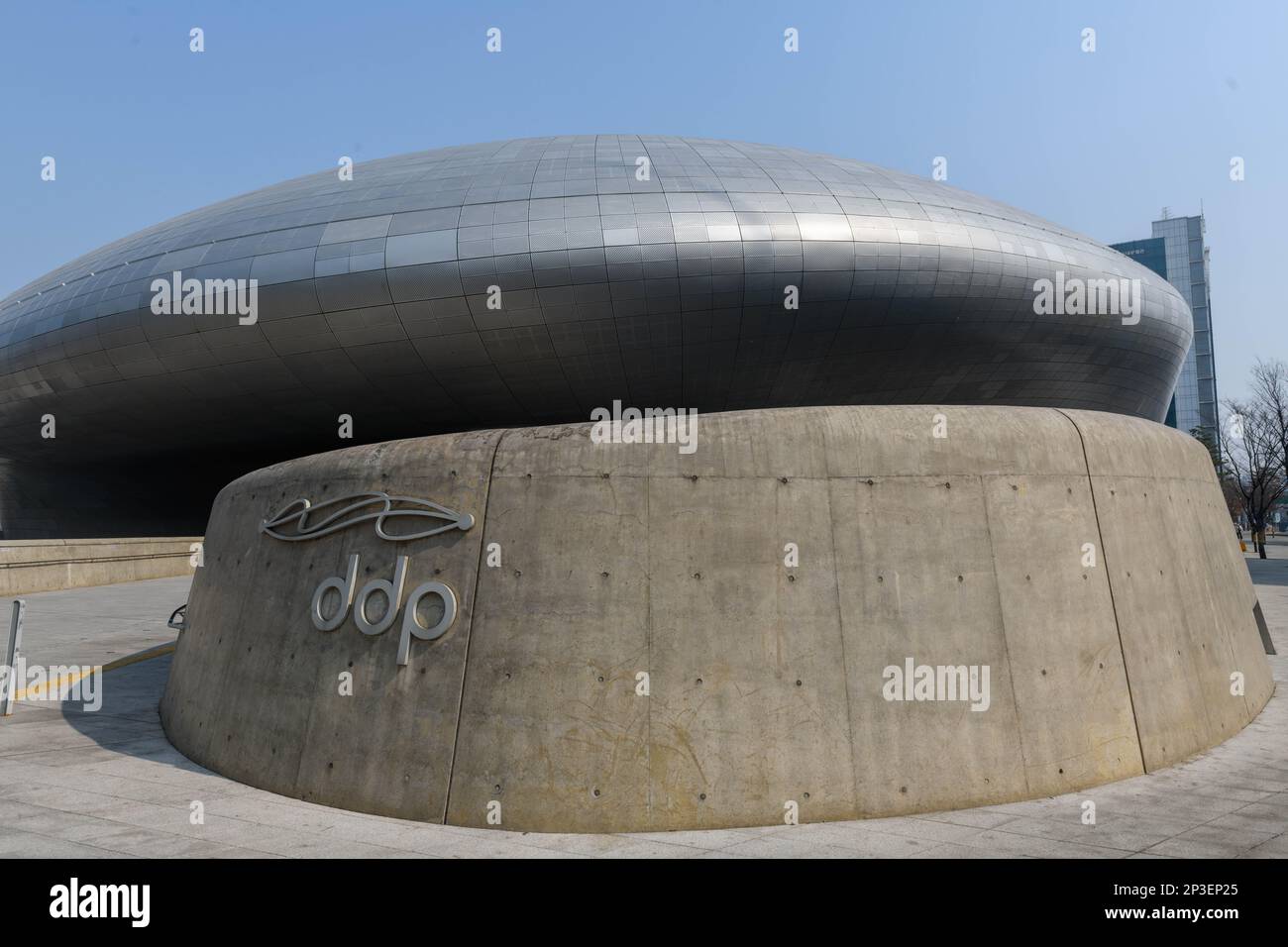 Die Dongdaemun Design Plaza (DDP) ist ein bedeutendes Wahrzeichen der Stadtentwicklung in Seoul ...