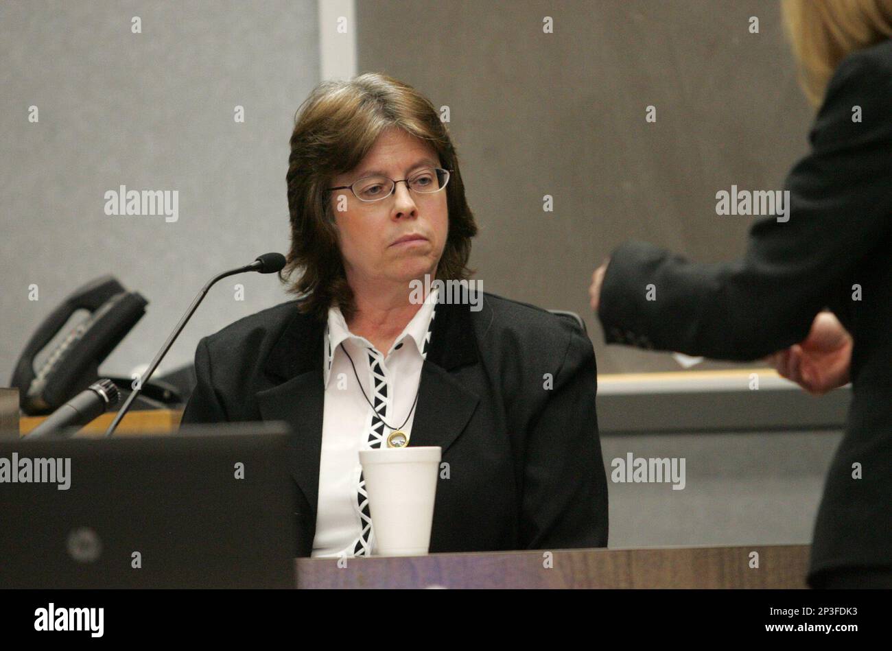 Rhonda Rossman testifies Wednesday, Feb. 18, 2015, in defendant Theresa ...