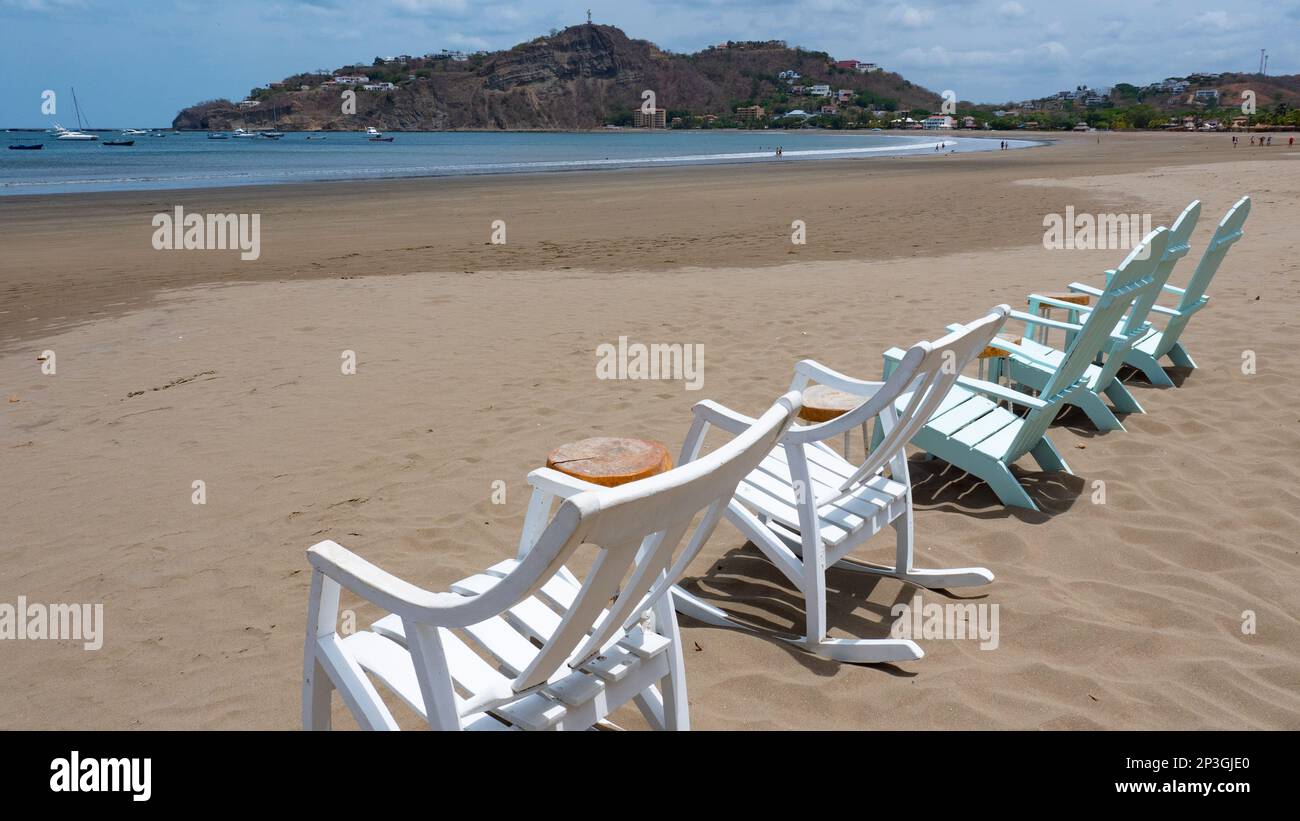 Sonnenliege am Strand im Sommer. Sonnenliege am Strand im Freien ...