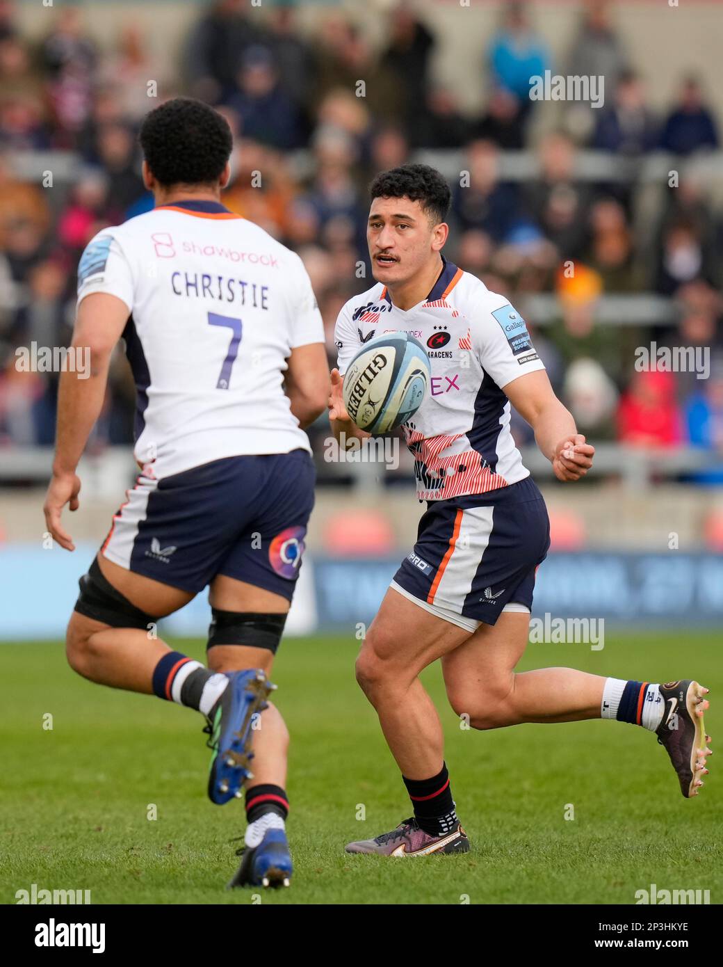 Manu Vunipola #10 of Saracens spielt den Ball während des Gallagher ...