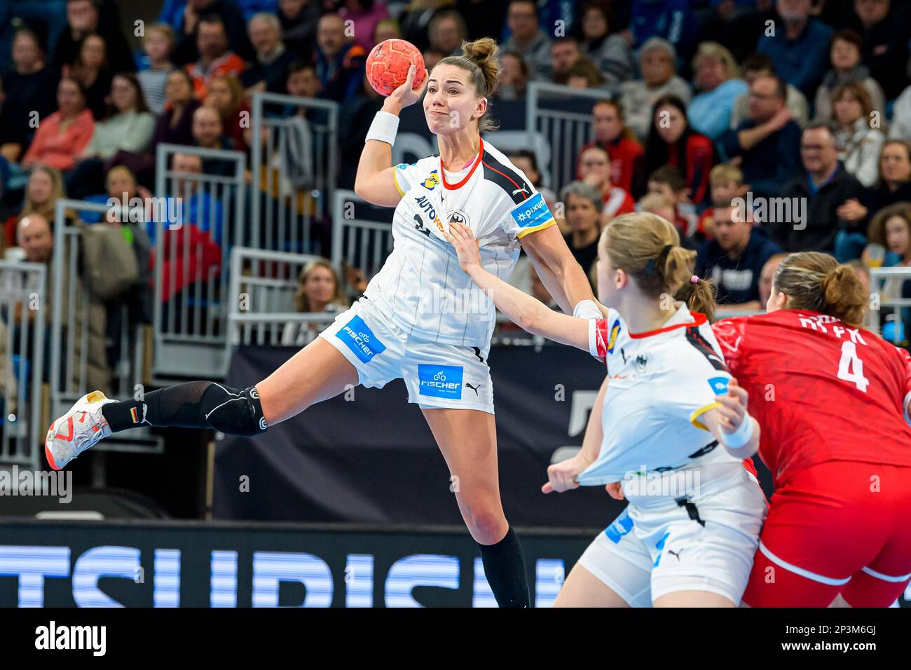 Aktion vom spielfoto -Fotos und -Bildmaterial in hoher Auflösung – Alamy