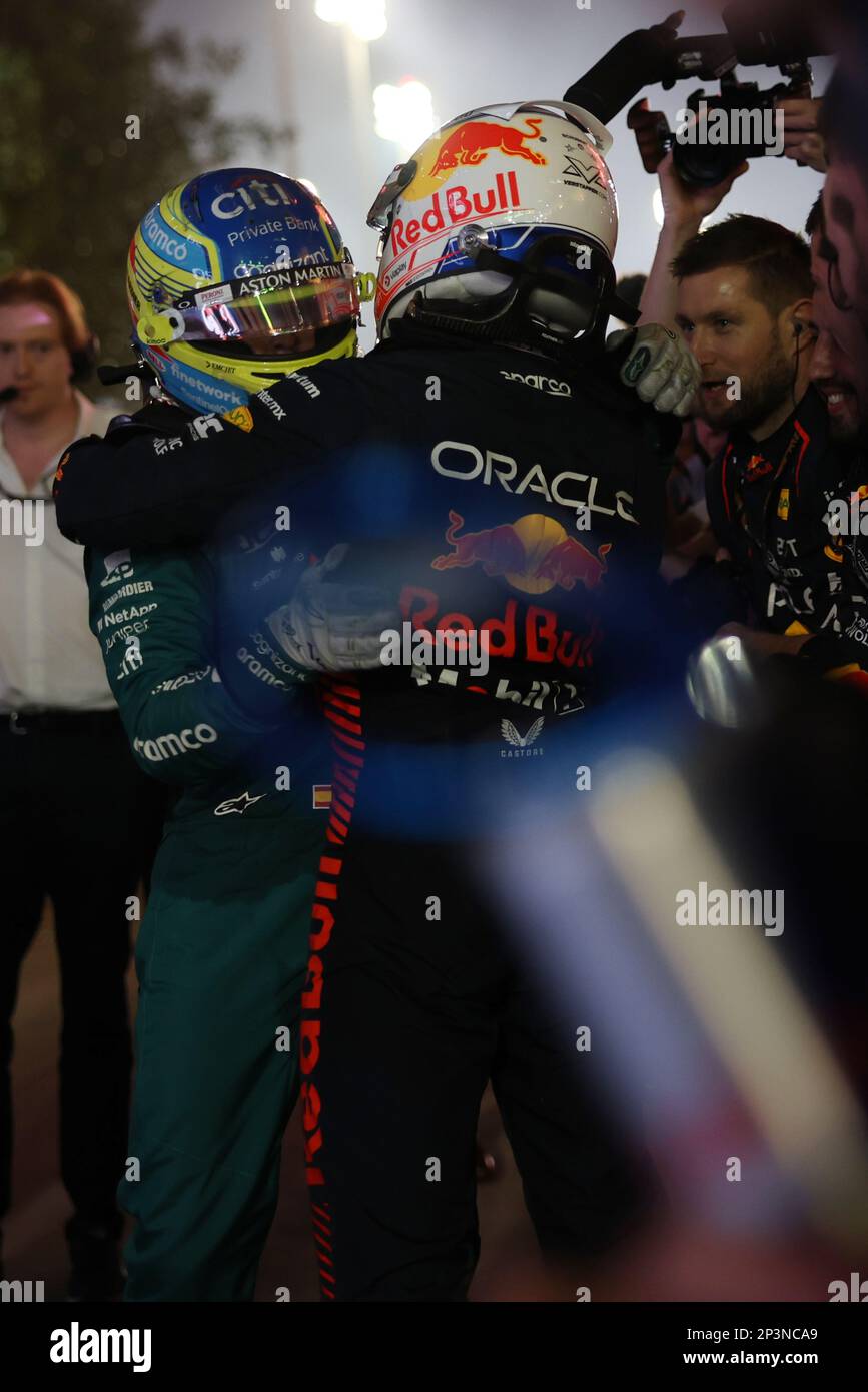 (L bis R): Fernando Alonso (ESP) Aston Martin F1 Team feiert seine dritte Position im Parc Ferme ...