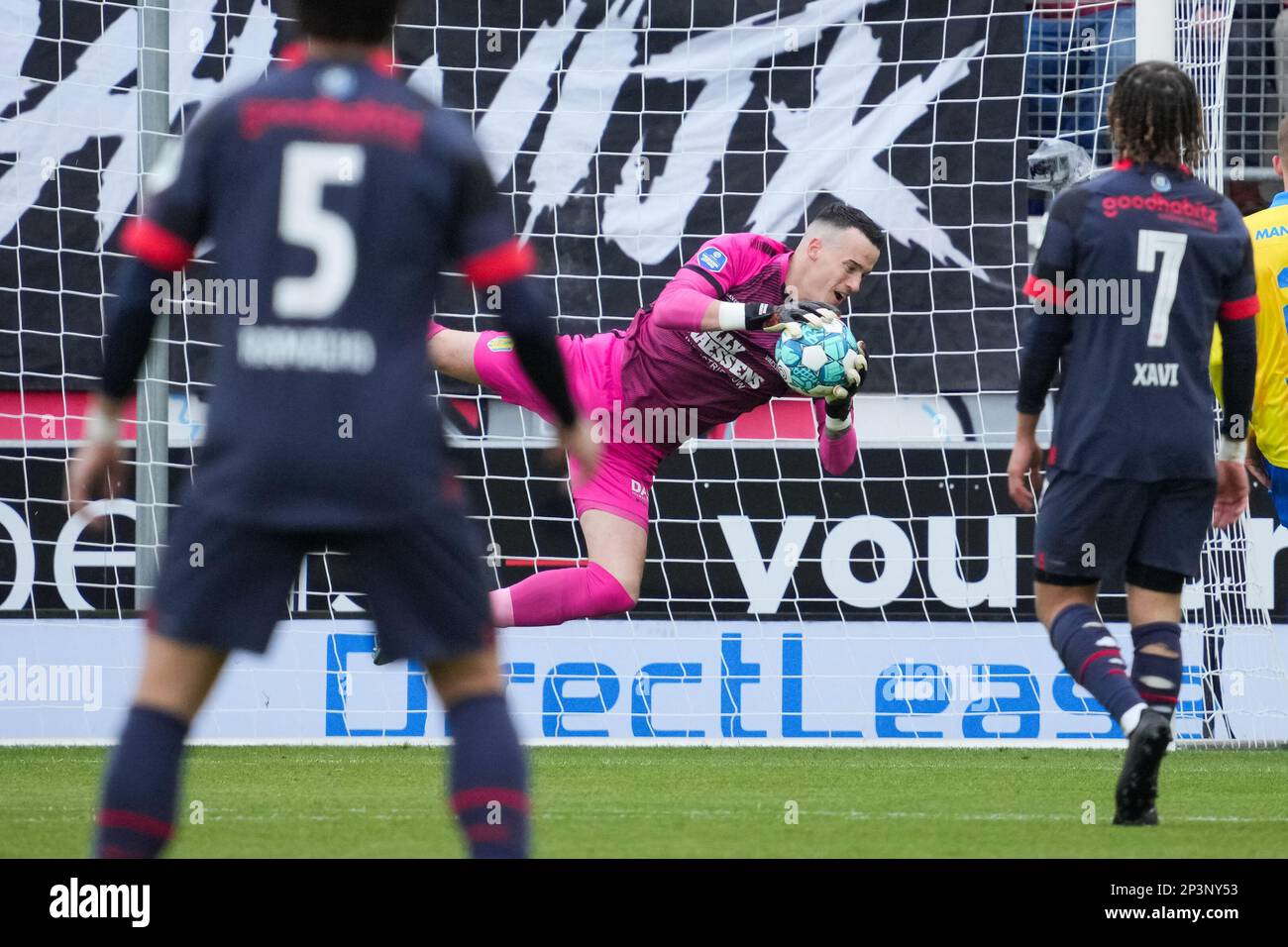 WAALWIJK, NIEDERLANDE - MÄRZ 5: Etienne Vaessen von RKC Waalwijk spart ...