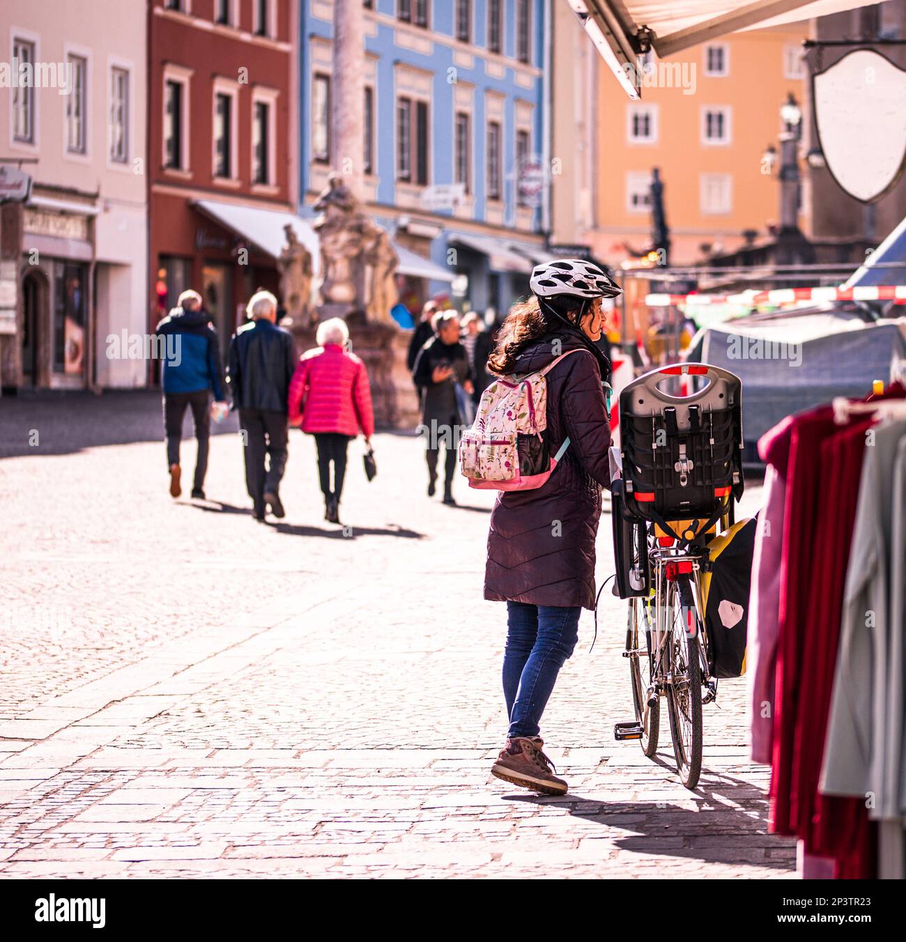 Villach, Österreich - 23. Februar 2023: Spaziergang durch die Stadt, Hauptstraße der Stadt ...