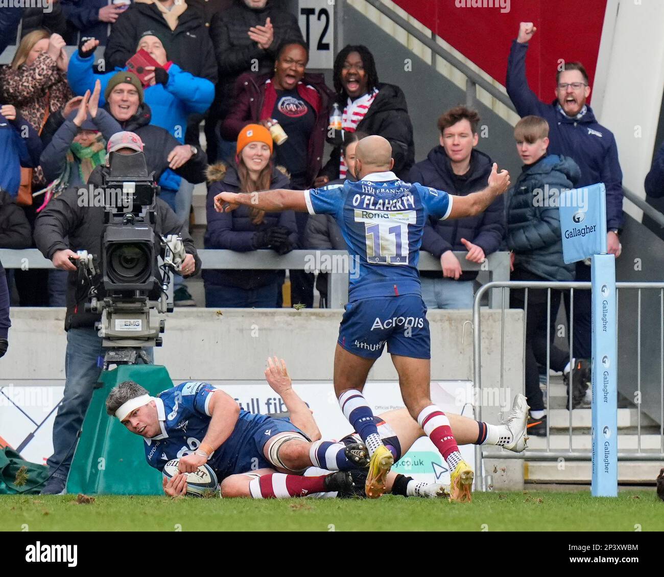 Tom O'Flaherty #11 of Sale Sharks feiert Jono Ross #6 of Sale Sharks ...