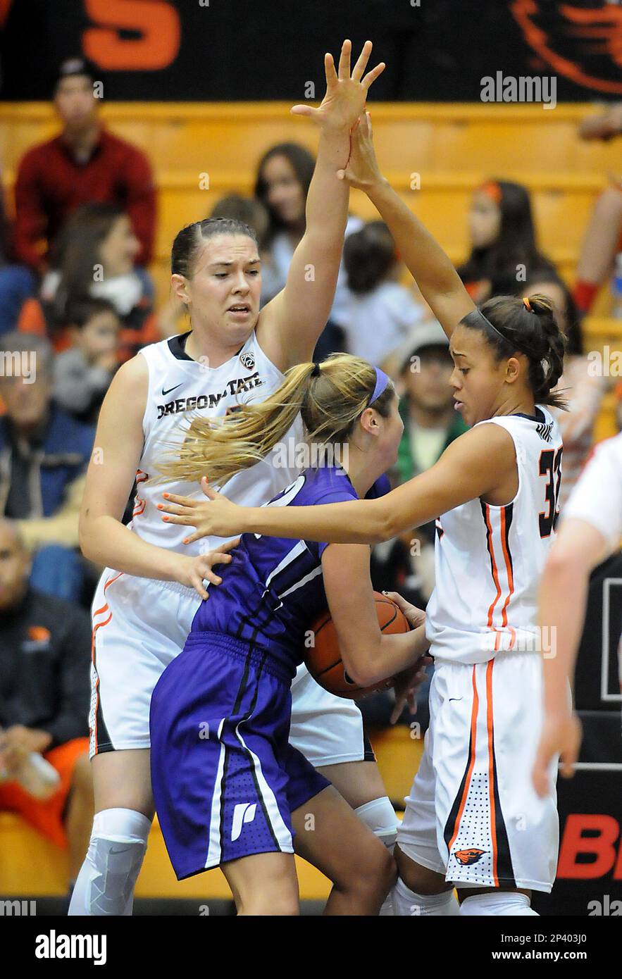 Oregon State's Ruth Hamblin, left, and Deven Hunter, right, defend ...