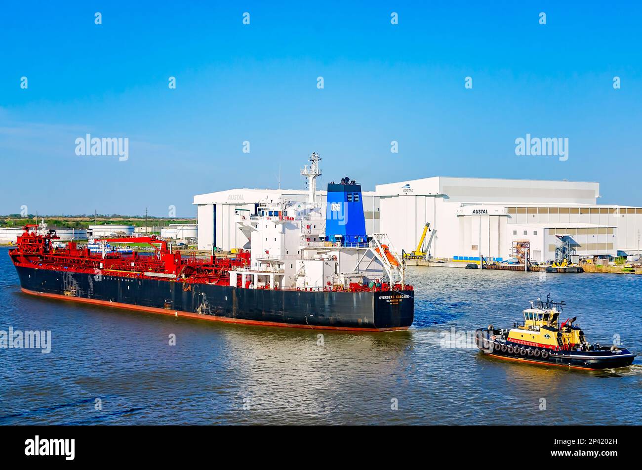 Overseas Cascade wird beim Einlaufen in den Hafen von Mobile mit ...