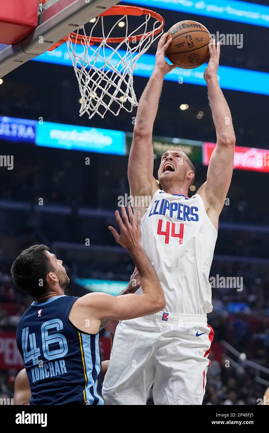 Los Angeles Clippers center Mason Plumlee, right, shoots as Memphis ...