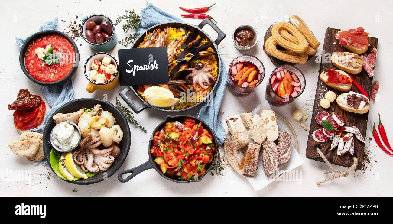 Typisch spanisches Tapas-Konzept. Das Konzept umfasst Jamon, Chorizo ...