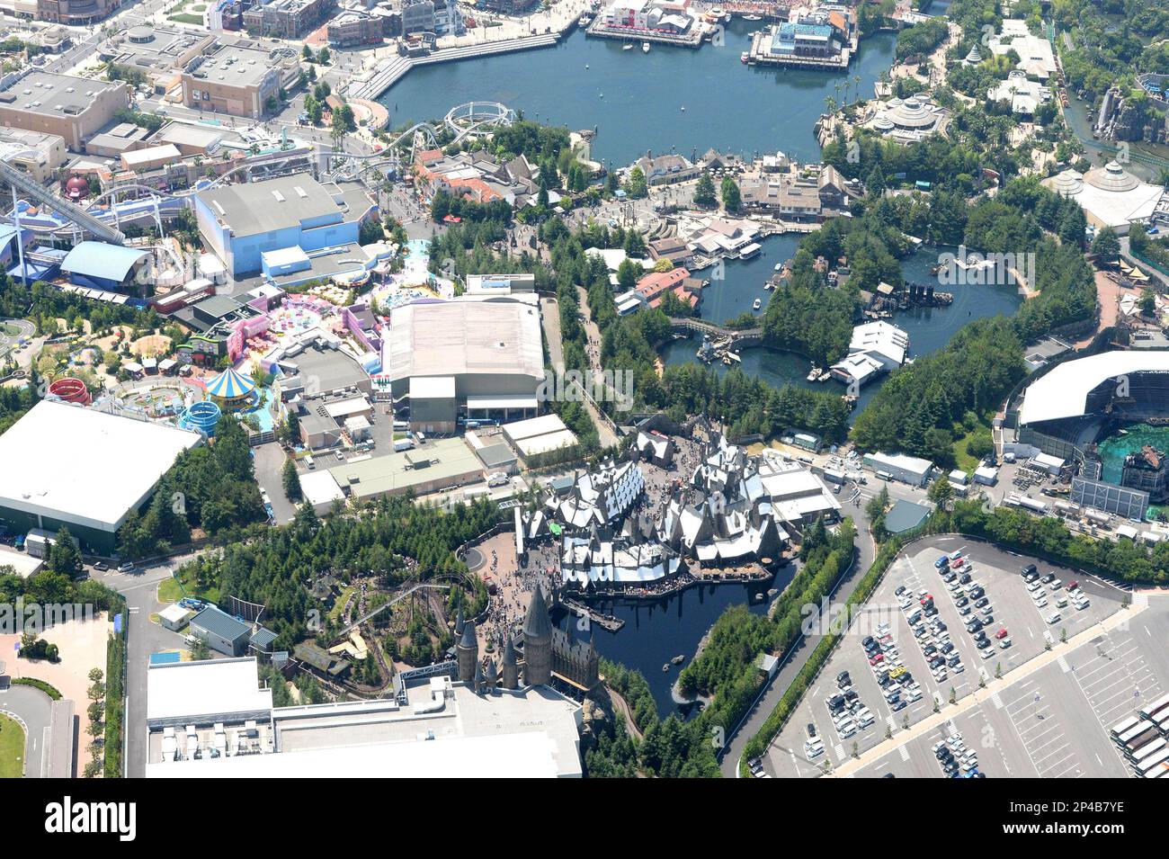 An aerial photo shows the Hogwarts Castle at the Wizarding World of ...