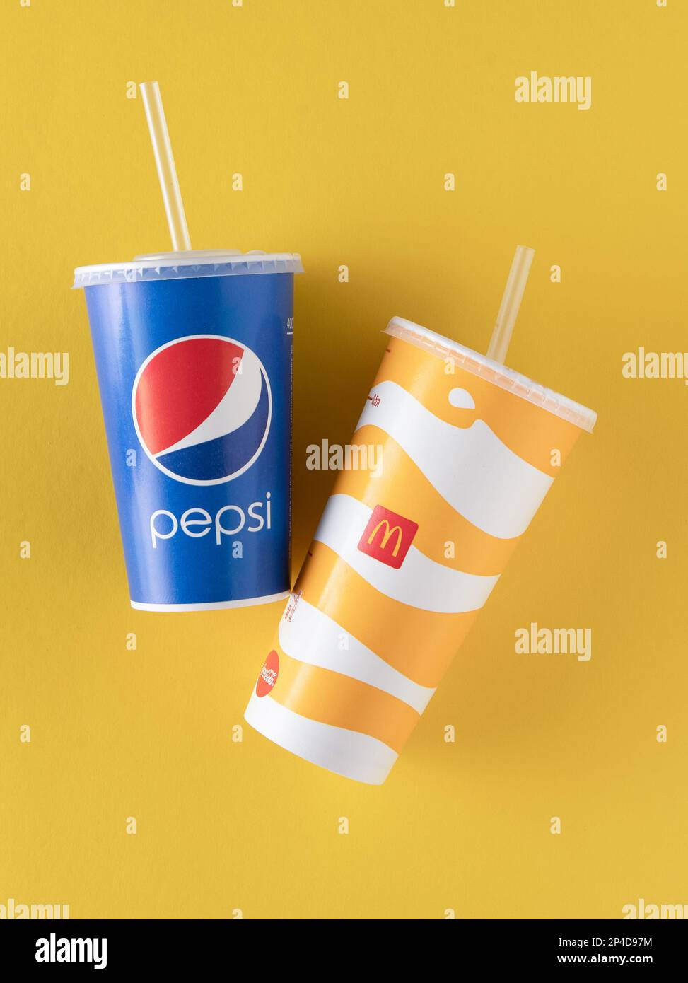 Pepsi VS Coca Cola. Blaues und gelbes Glas McDonald's. Pappbecher mit ...