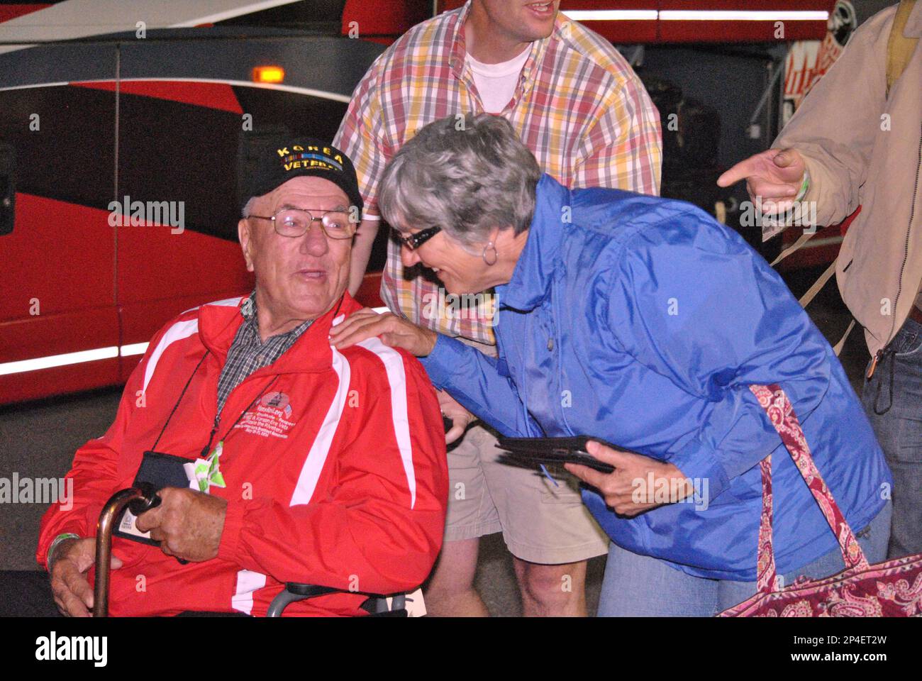 Korean War veteran Harold Denekas is welcomed home by family and ...