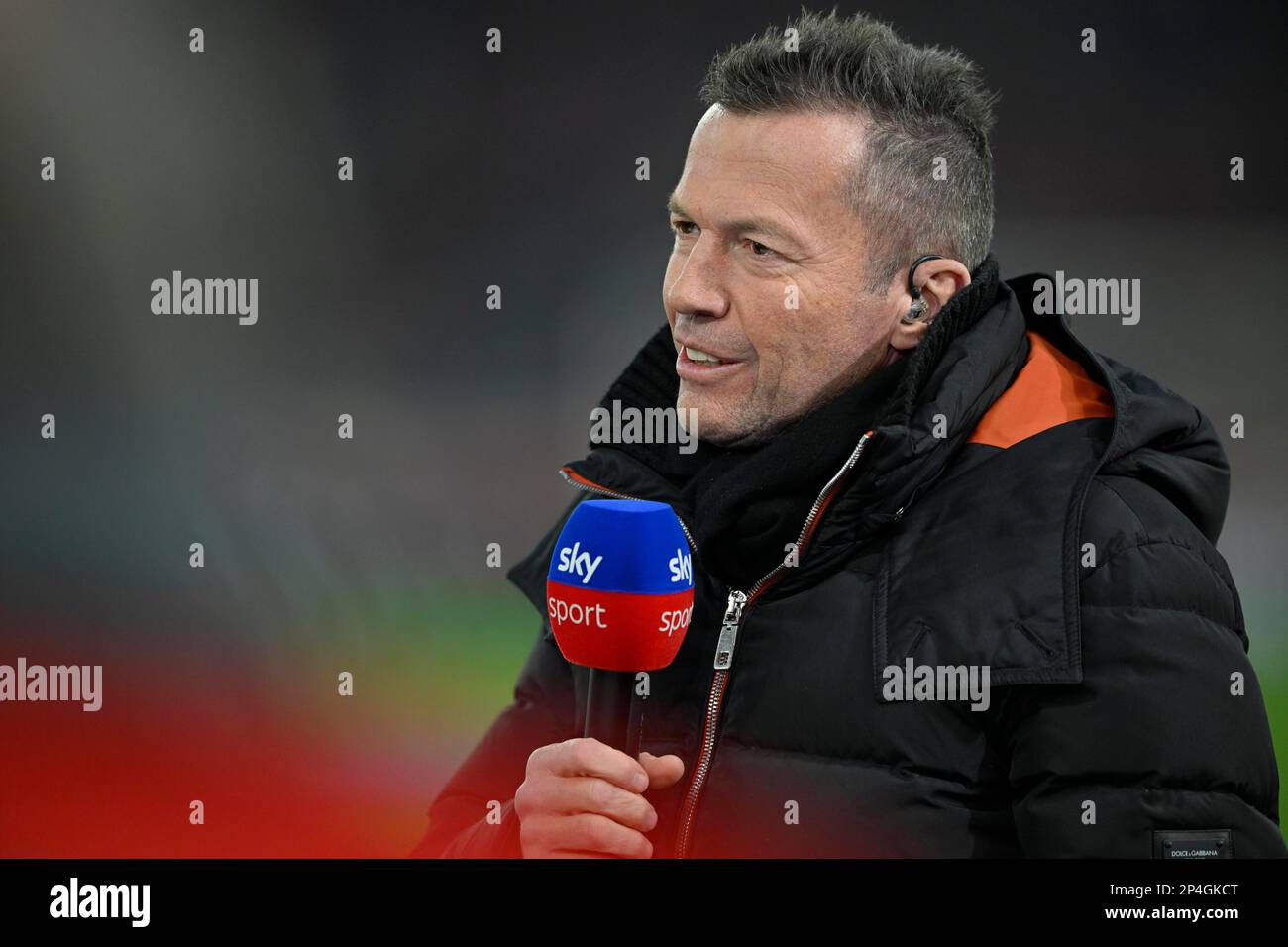 TV-Experte Lothar Matthaeus im Interview mit Mikrofon, Mikrofon Logo ...