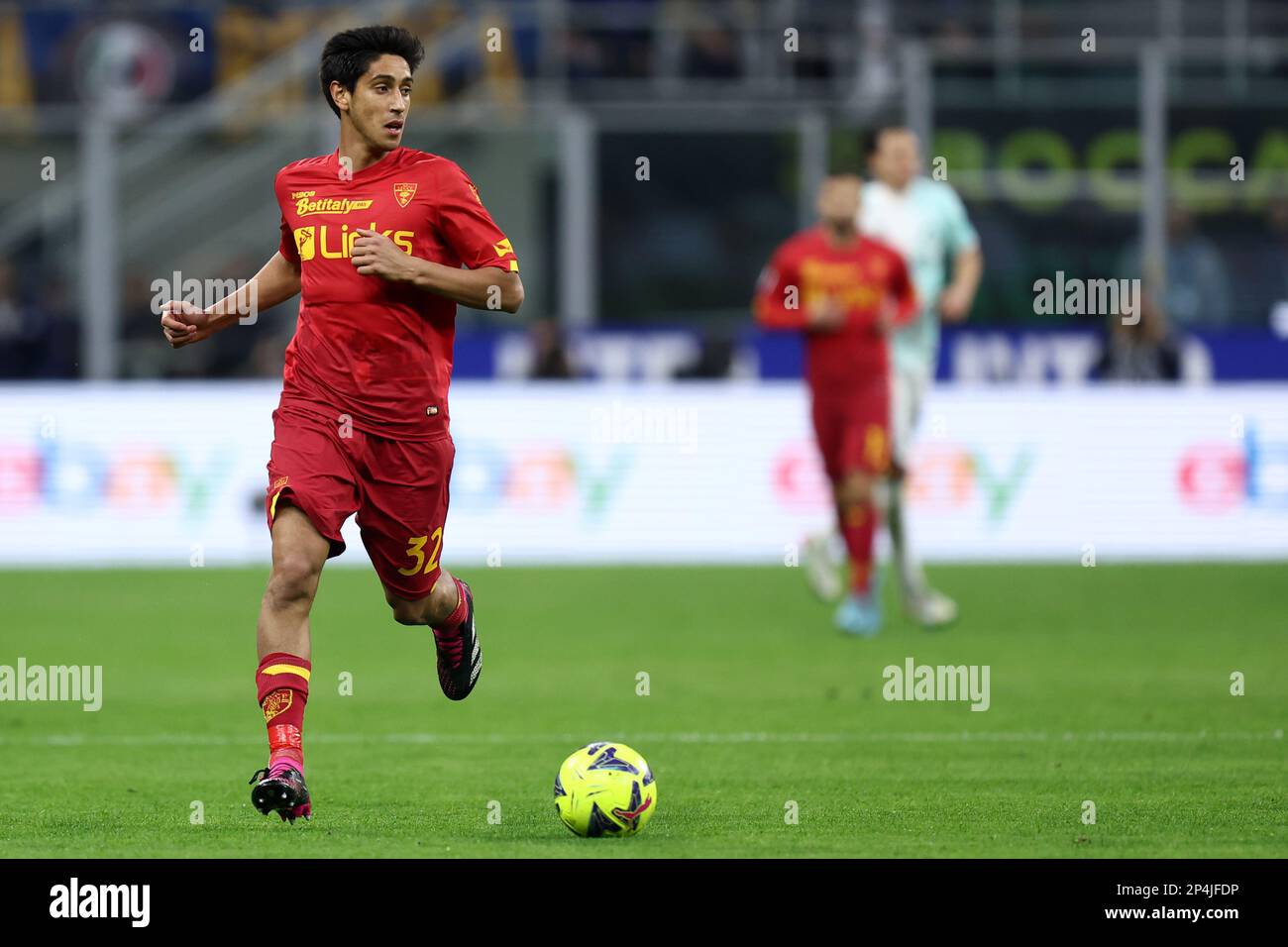 Youssef Maleh von uns Lecce schaut beim Spiel der Serie A vor dem FC ...