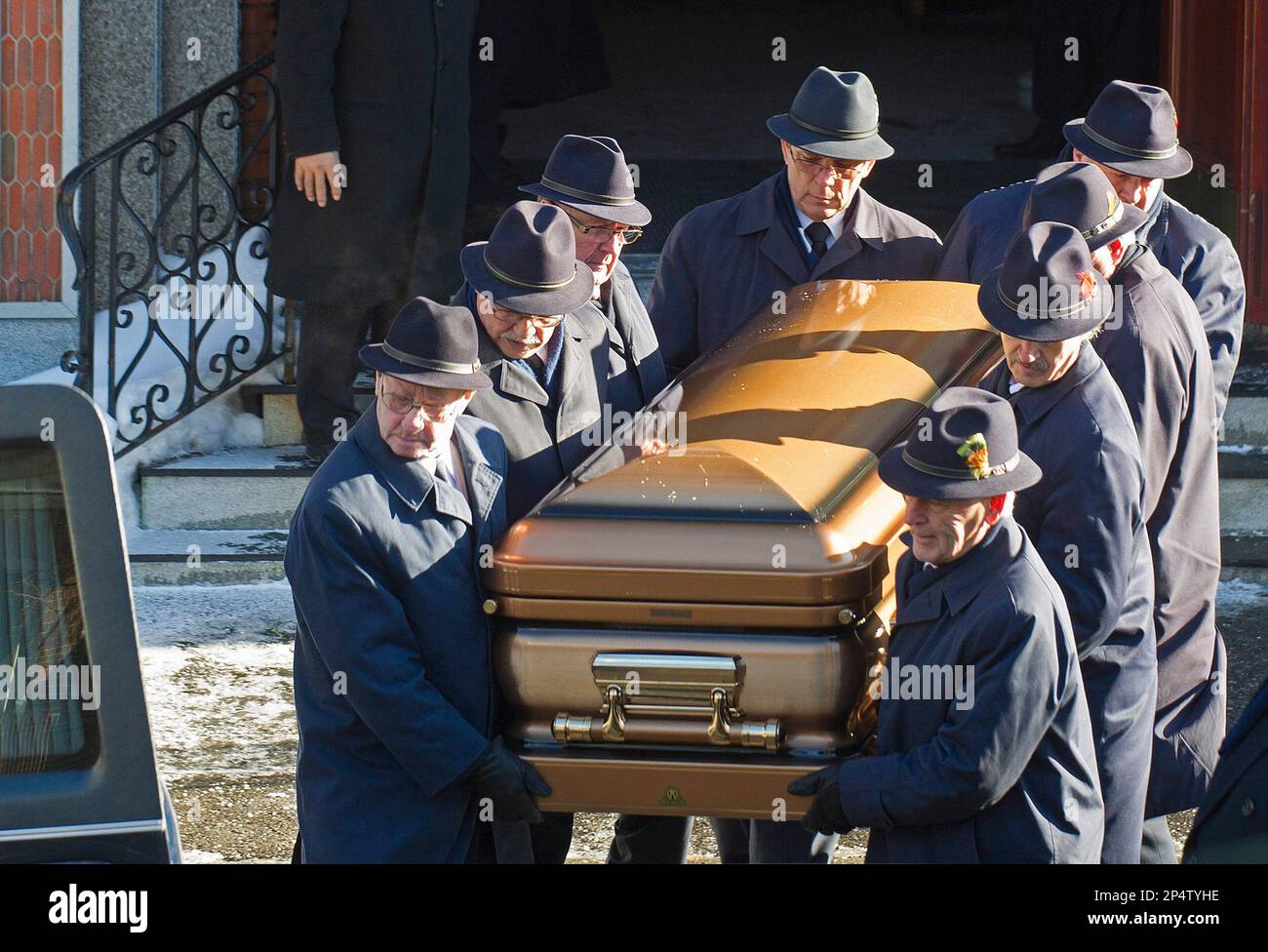 Pallbearers carry the coffin of Vito Rizzuto, reputed mafia boss of ...