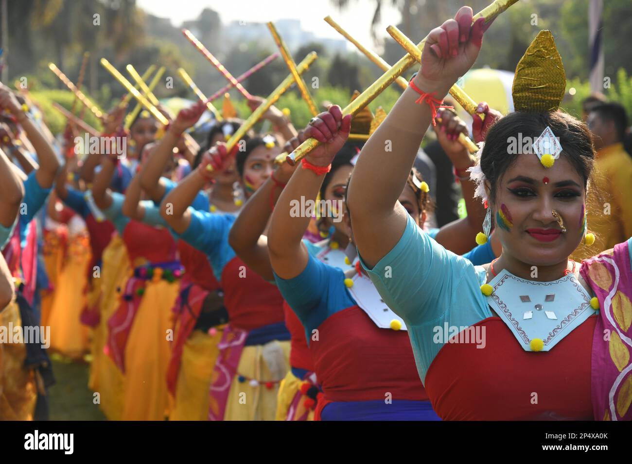 05. März 2023, Kalkutta, Indien: Tänzer, die Basanta Utsav darstellten ...