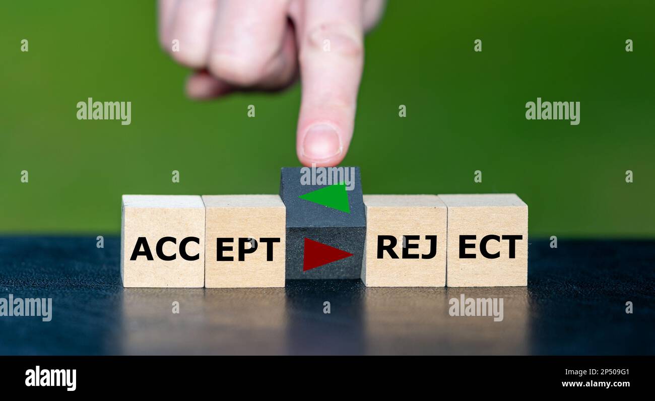 Akzeptieren oder ablehnen? Die Hand dreht den Würfel und ändert die ...