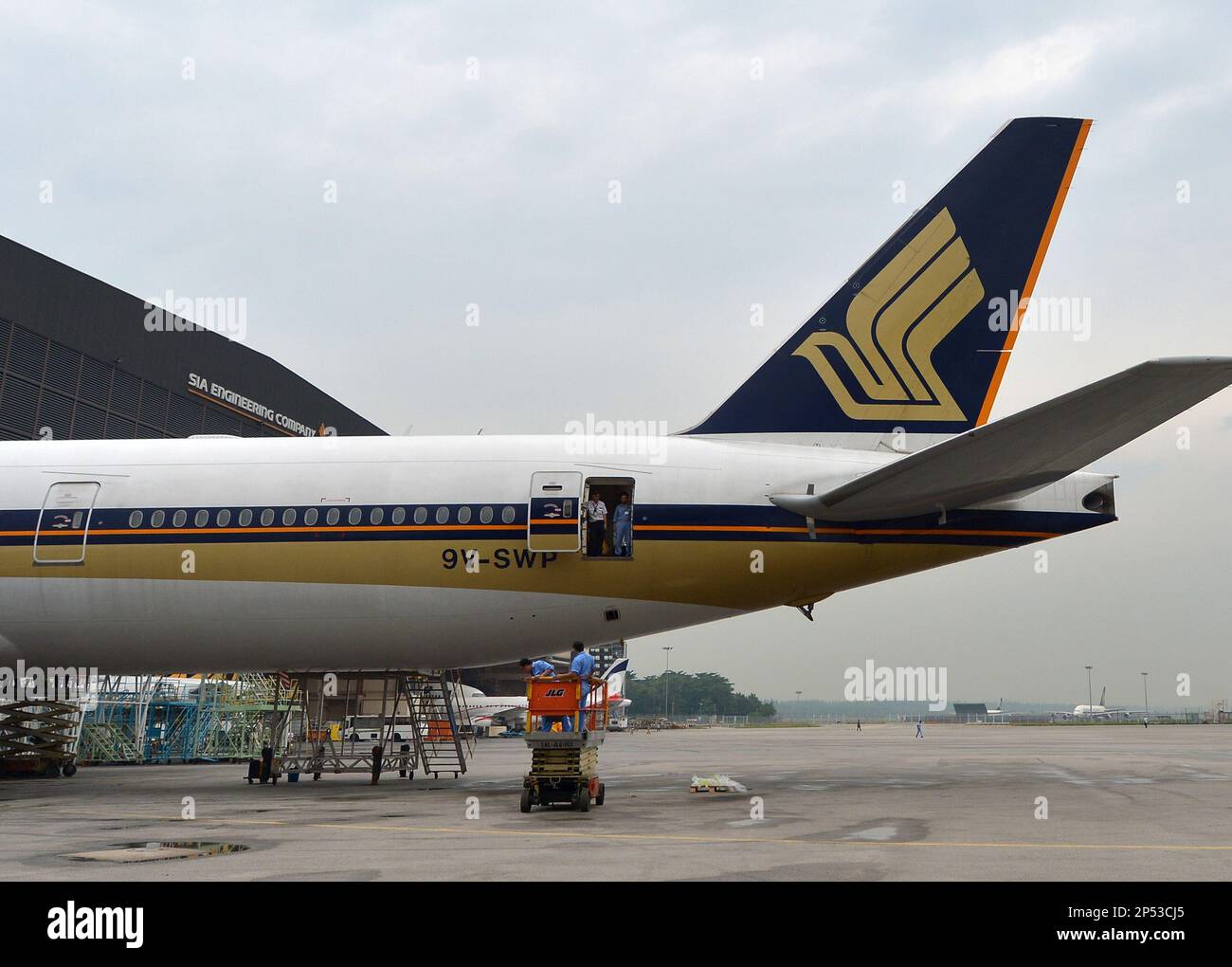 A Singapore Airlines Boeing 777-300 at an SIA Engineering Company ...