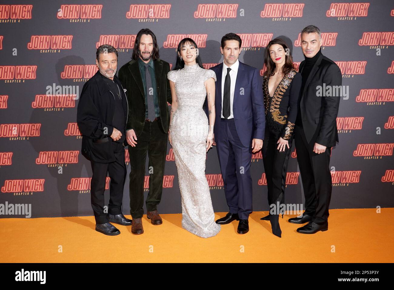 (Von links nach rechts) Ian McShane, Keanu Reeves, Rina Sawayama, Scott ...