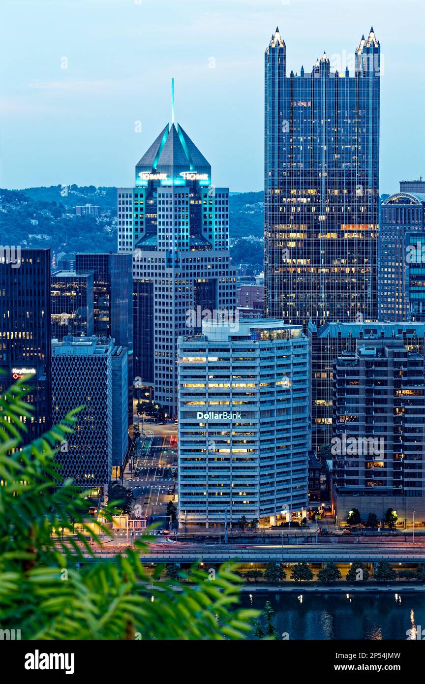 Das mit Diamantgitter versehene United Steelworkers Building und das ...