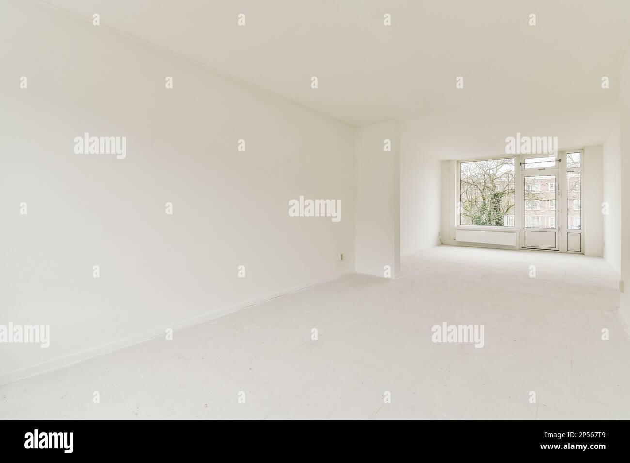 Ein leerer Raum, in dem niemand an der Wand oder auf dem Boden steht ...