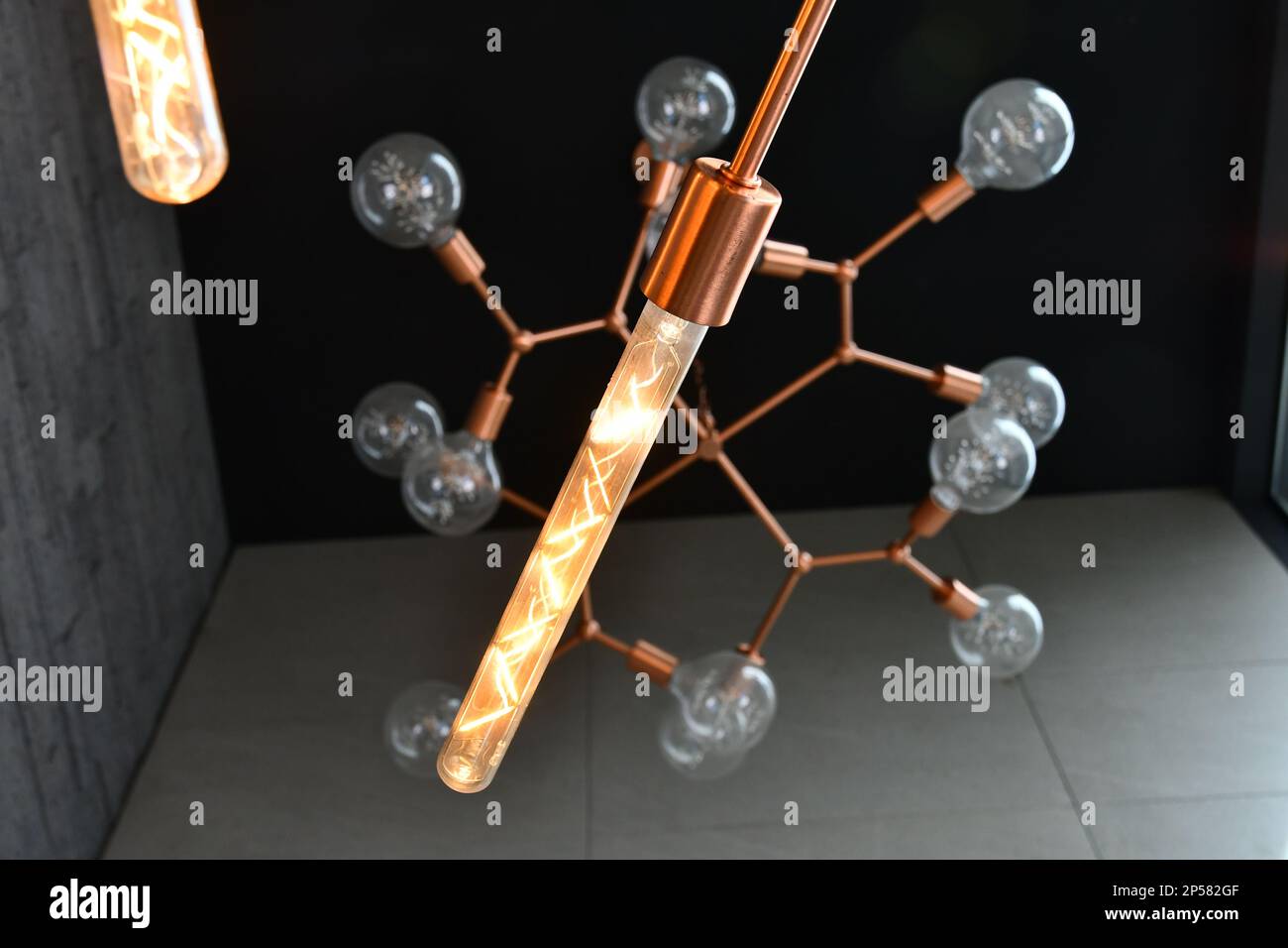 Modern industrial ceiling lights -Fotos und -Bildmaterial in hoher ...