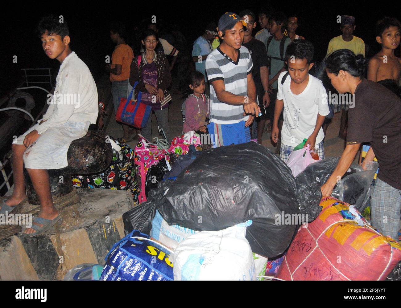 Filipino residents of the Malaysian state of Sabah arrive with their ...