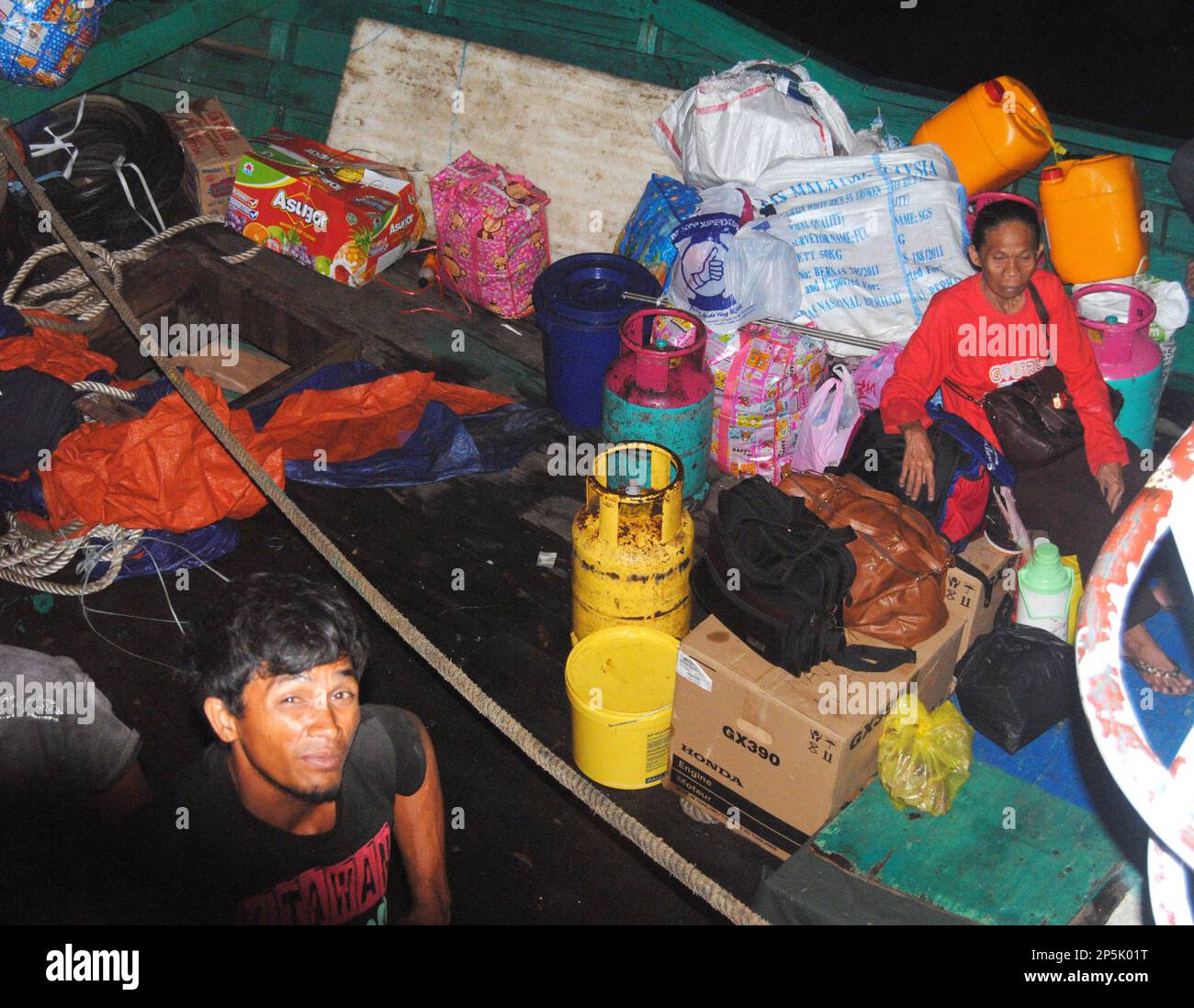 Filipino residents of the Malaysian state of Sabah arrive with their ...